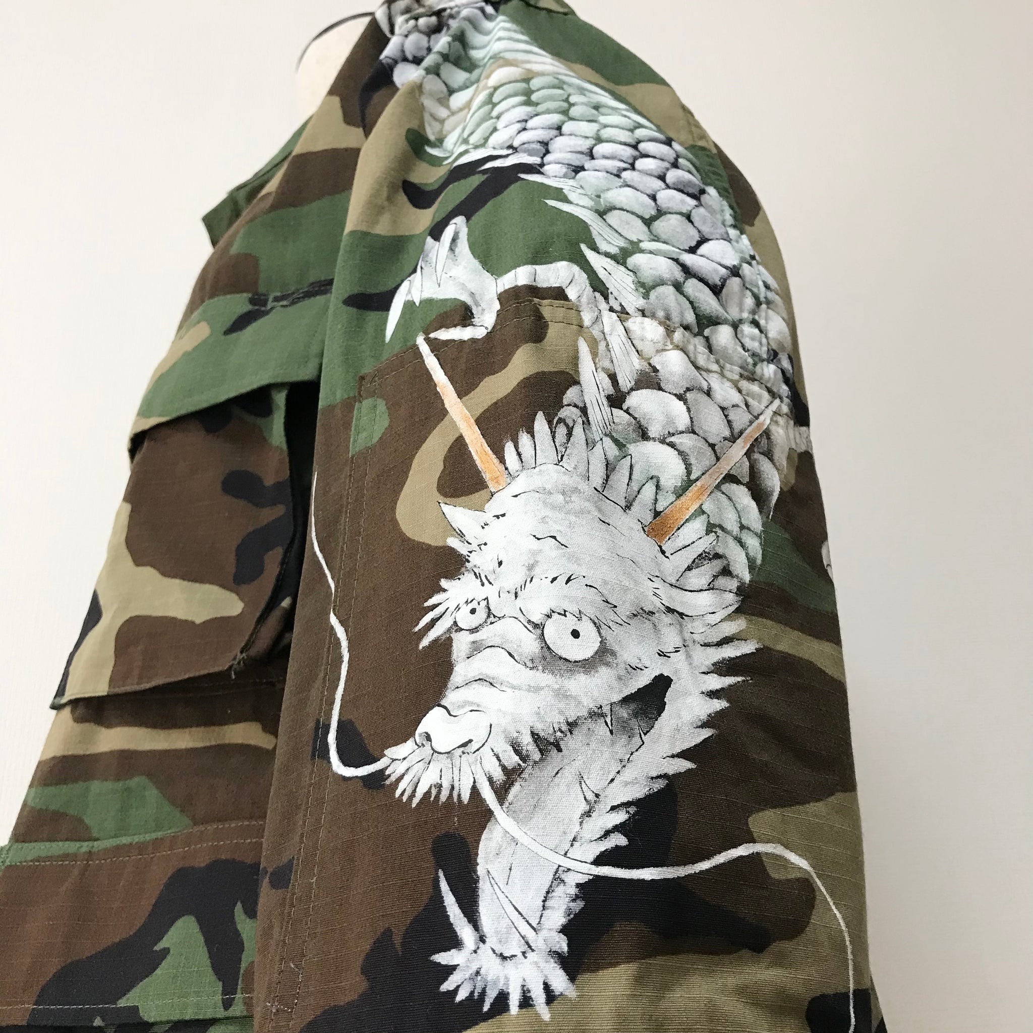 迷彩柄ジャケットに白龍 – Painted by AKKA 迷彩柄ジャケットに白龍 – Painted by AKKA